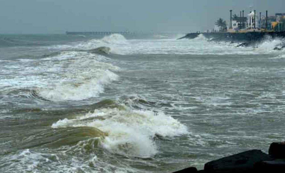 ମାଡି ଆସୁଛି ବାତ୍ୟା ‘ନିଭାର’: ଆଜି ଛୁଇଁବ ସ୍ଥଳ ଭାଗ, ୧୪୫ କିମି ବେଗରେ ବହିବ ପବନ ...