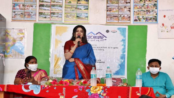 ବର୍ଷା ପ୍ରିୟଦର୍ଶିନୀଙ୍କ 'ଆମ ପାଠାଗାର' ଅଭିଯାନର ତୃତୀୟ ସଂସ୍କରଣ ଅନୁଷ୍ଠିତ ...