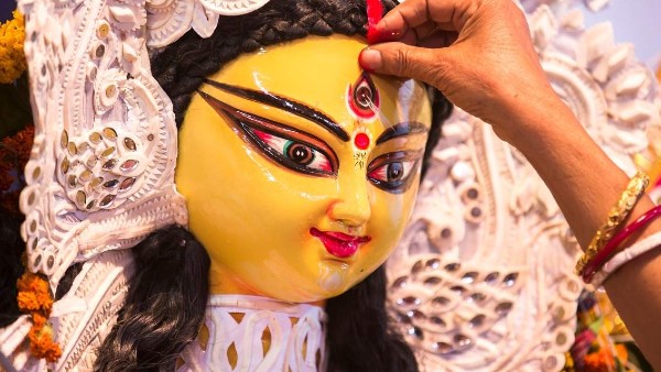 ବଦଳିଲା ଶହେ ବର୍ଷର ପରମ୍ପରା, ପୁରୁଷ ବଦଳରେ ନାରୀ କଲେ ମାଆଙ୍କ ଆବାହନ | For first ...